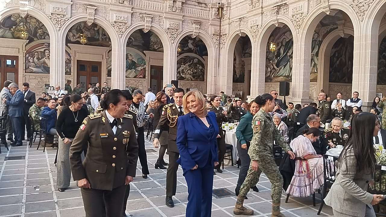 Baila Maru el Payaso de Rodeo con militares | El Bordo