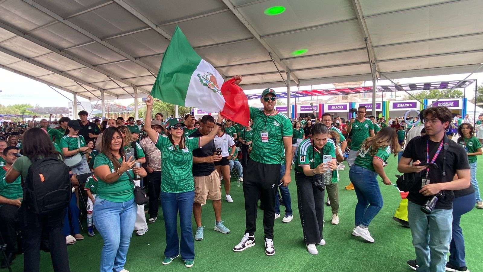 Anima batucada a la afición en el domo del Fan Fest mundialista | El Bordo
