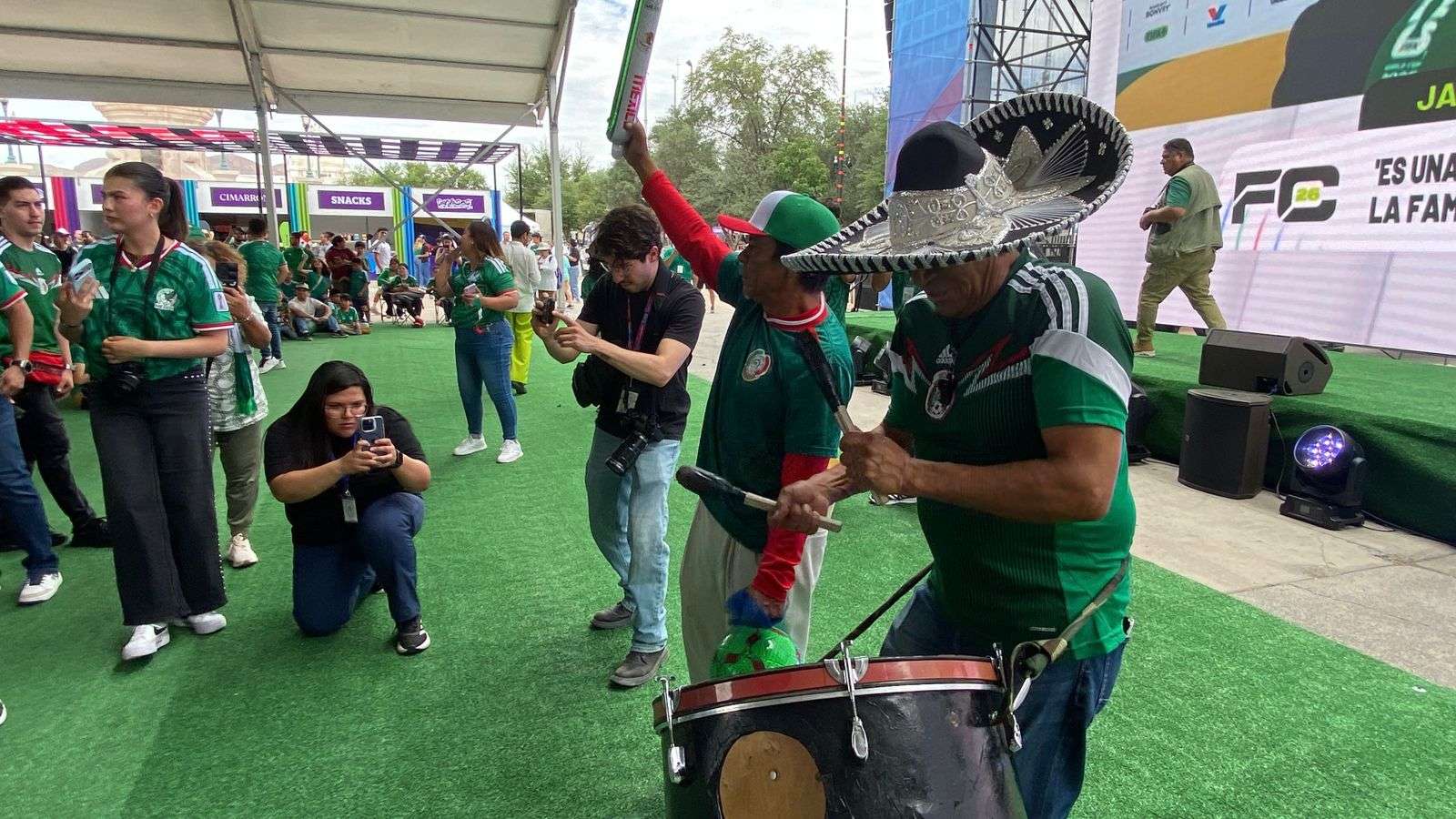 Anima batucada a la afición en el domo del Fan Fest mundialista | El Bordo