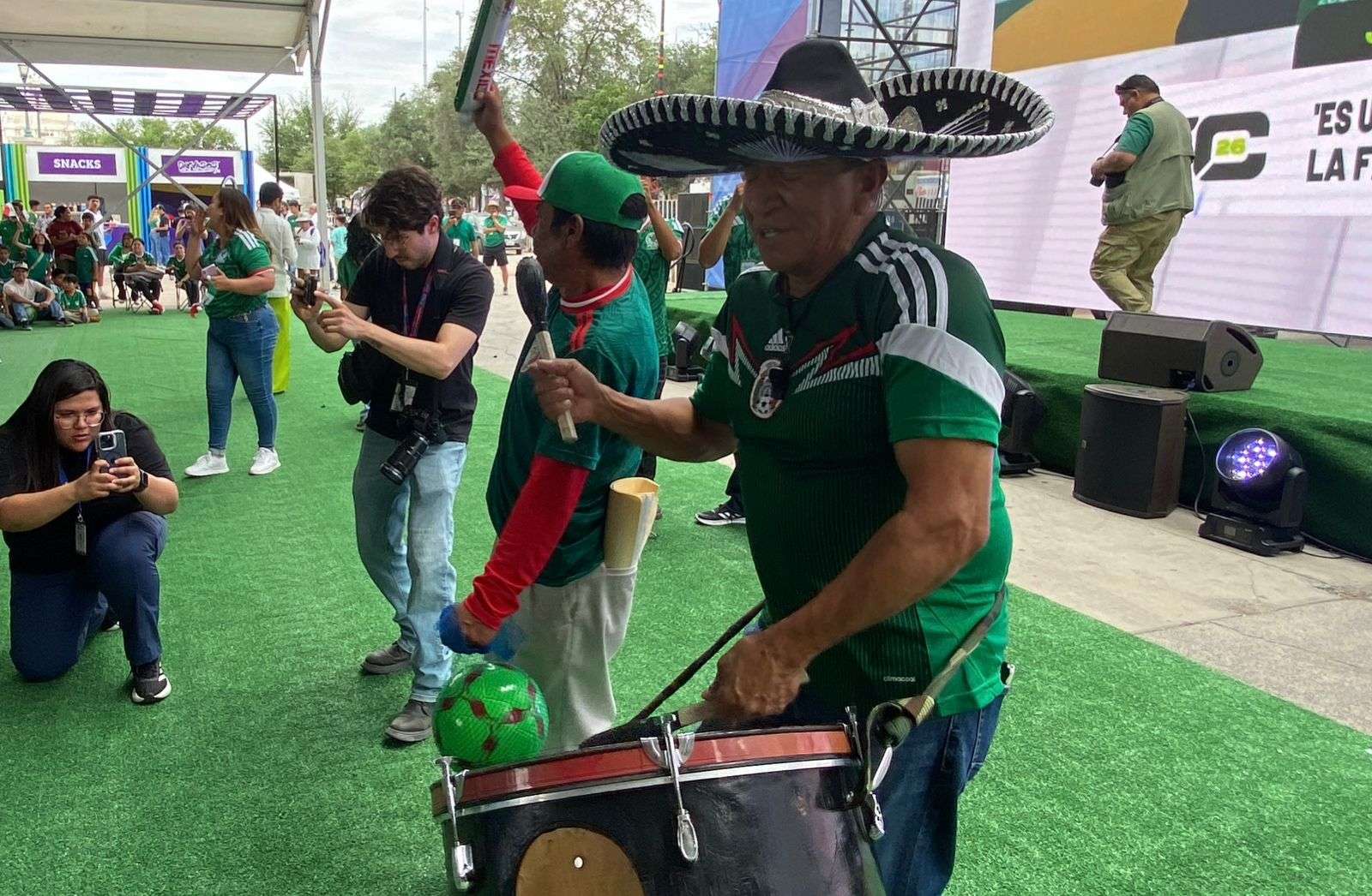 Anima batucada a la afición en el domo del Fan Fest mundialista | El Bordo