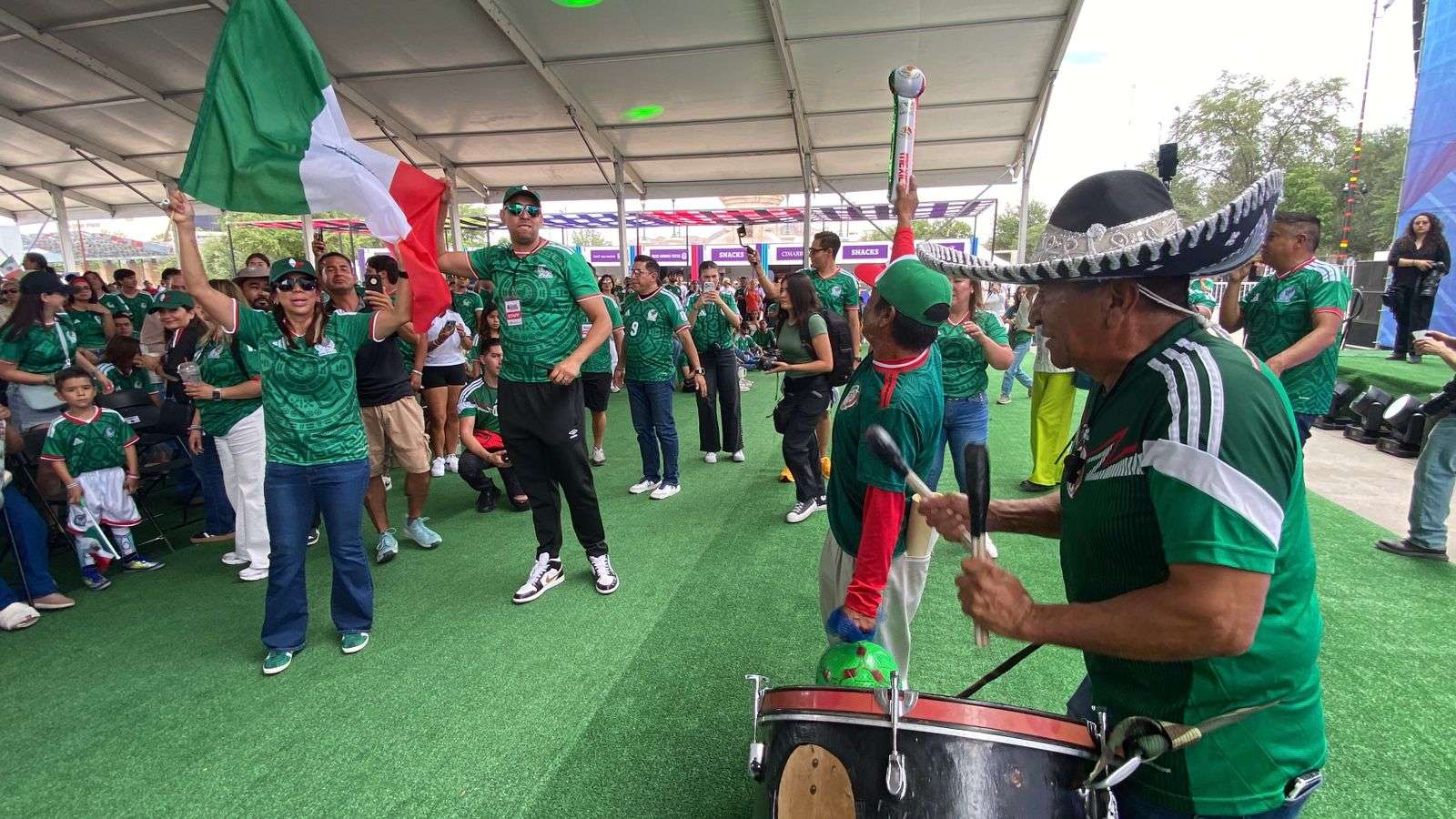 Anima batucada a la afición en el domo del Fan Fest mundialista | El Bordo